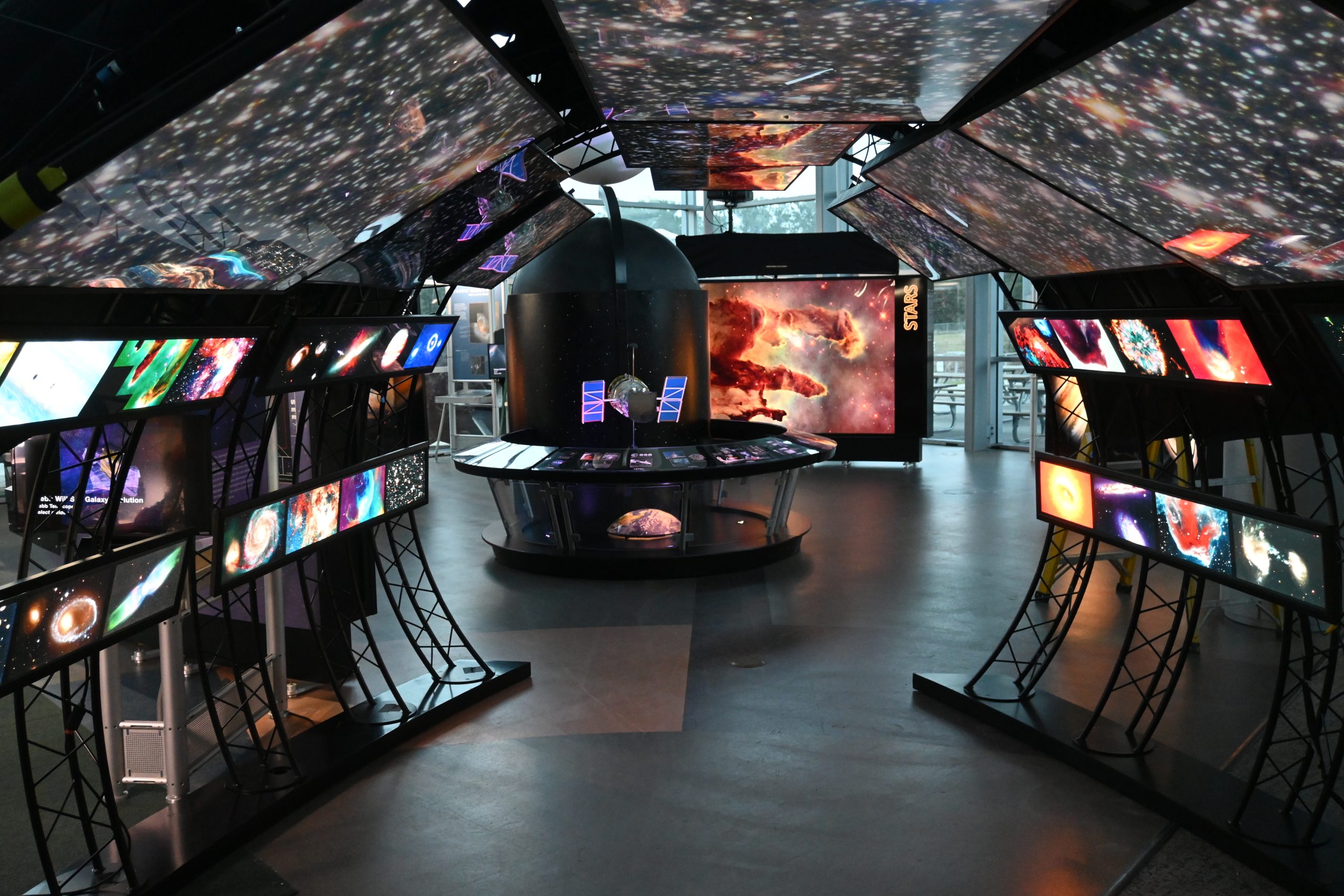 Hubble Space Telescope: New Views of the Universe - Museum of Arts and ...